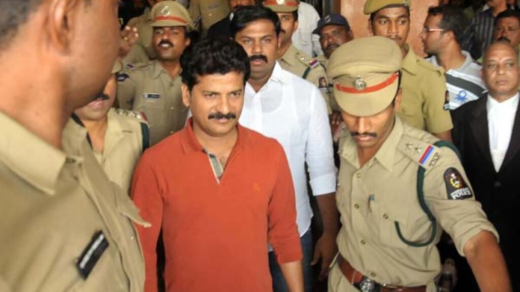 జైలులో పెట్టినా జైకొట్టిన జనం | people who were put in jail bandi ...